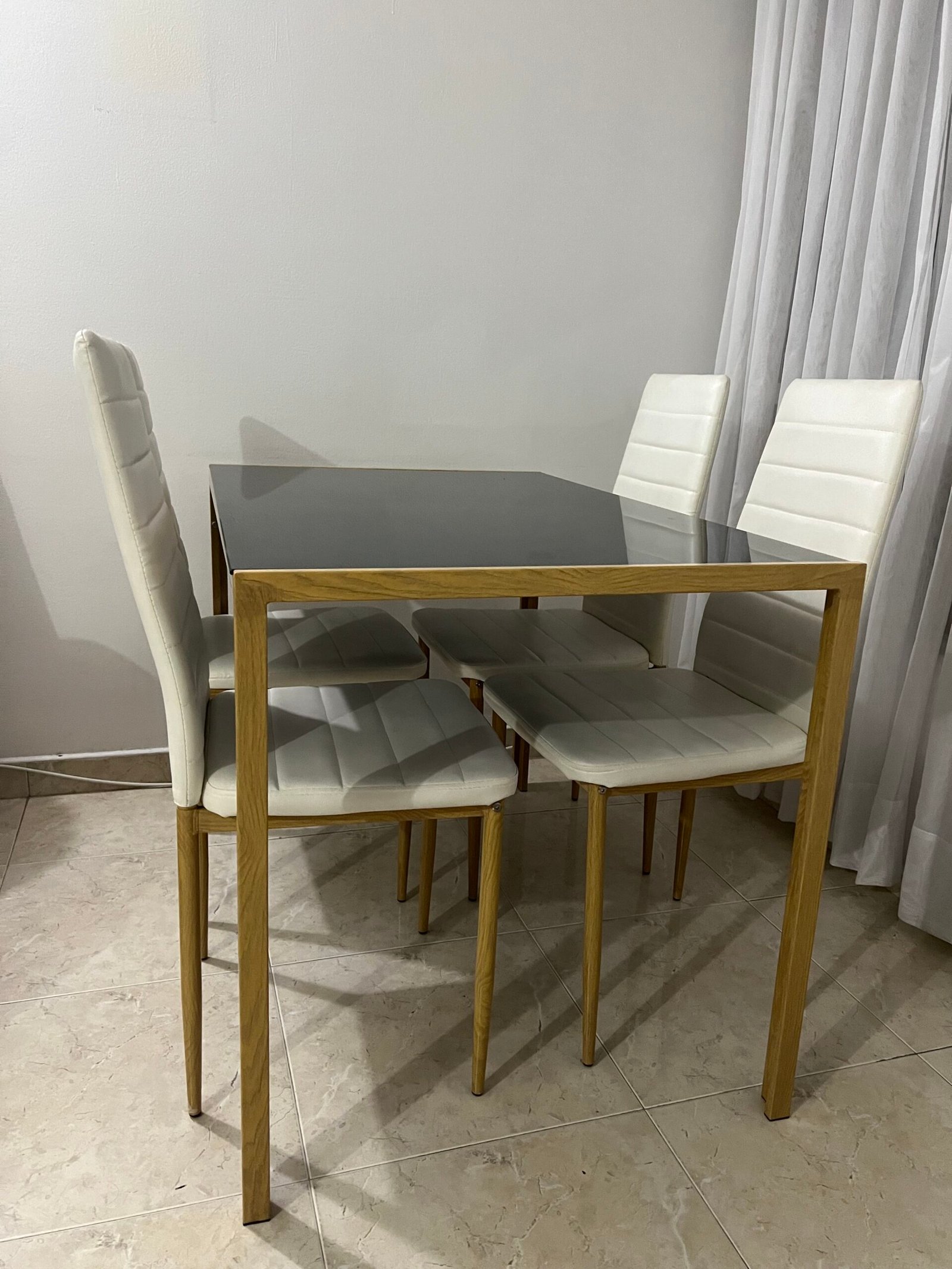 Comedor de 4 puestos en metal y vidrio – tumuebleusado.com